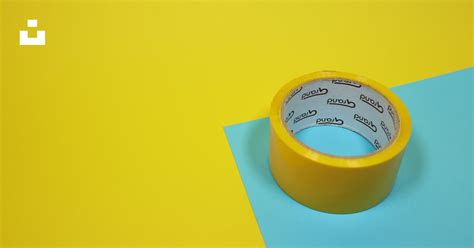파란색 표면에 노란색 덕트 테이프 사진 Unsplash의 무료 황색 이미지