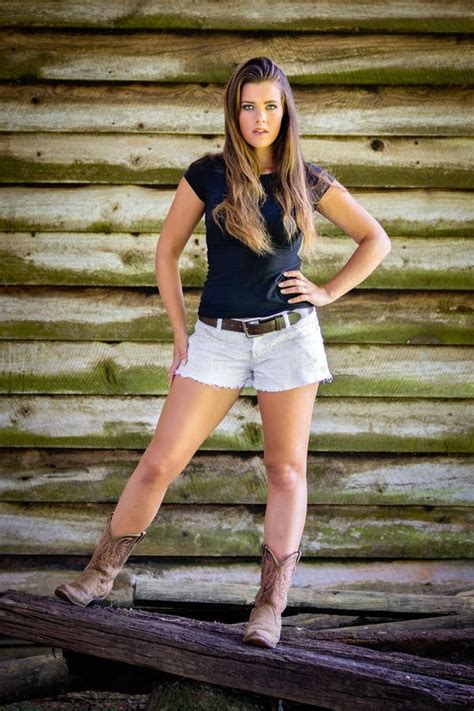 Pi Kna Dziewczyna Ze Wsi Obraz Stock Obraz Z O Onej Z Haycocks