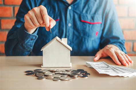 남자 계산기 회계 계산 돈 스택 단계 성장에 대 한 돈을 저축 가계에 대한 스톡 사진 및 기타 이미지 가계 경영자 경제 Istock