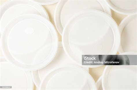 베이지 색 배경에 일회용 흰색 플라스틱 식기 자연 오염의 개념 0명에 대한 스톡 사진 및 기타 이미지 0명 개념 개체