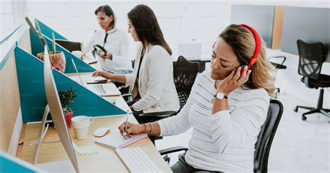 라틴 아메리카의 사무실에서 컴퓨터로 일하는 라틴 비즈니스 성인 여성 사진 Unsplash의 앉아 이미지