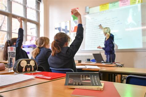 Las fotos de niñas desnudas se intercambian en línea en las escuelas durante la clase sin su