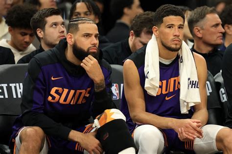 Stephen Curry, Warriors leave Suns on brink of elimination | Reuters
