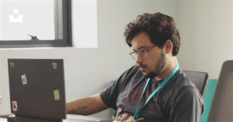 노트북 컴퓨터 앞에 앉아 있는 남자 사진 Unsplash의 무료 회사 이미지