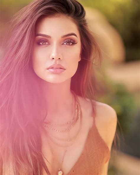 Divya Agarwal మెరిసే డ్రెస్‌లో తళుకుమన్న దివ్య అగర్వాల్ Namasthe