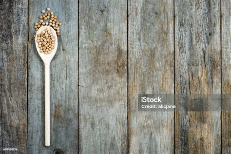 건강 한 식습관의 개념입니다 채식 요리를 위한 채식과 음식 재료에 대 한 다이어트 Chickpeas의 콩 나무로 되는 숟가락에 곡물 0명에 대한 스톡 사진 및 기타 이미지