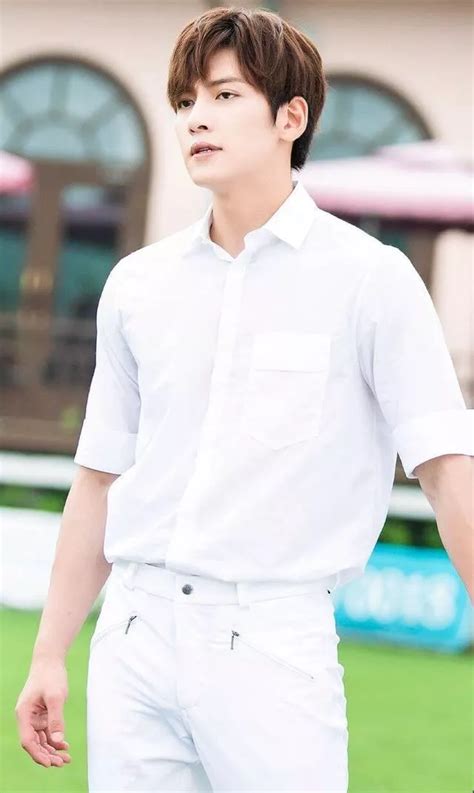 簡單溫暖最時尚！夏天男生穿上白 T Shirt、襯衫，就是女孩們心中 60 分 Dappei 搭配 流行穿搭媒體