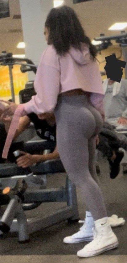 She Must Squat 1 Pic