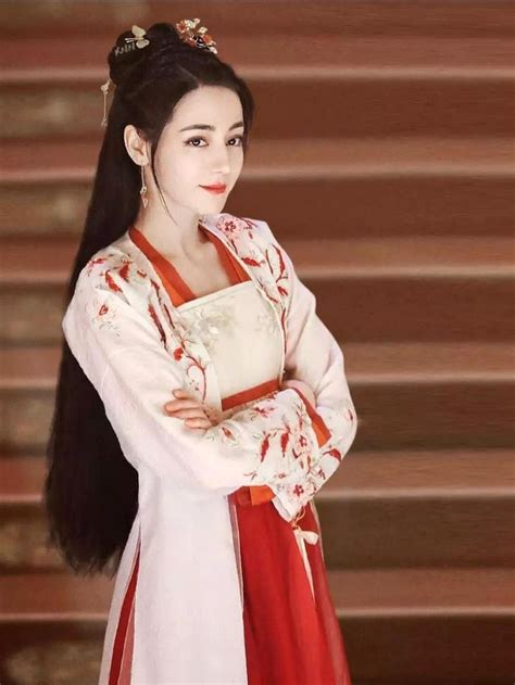 7 Potret Dilraba Dilmurat Yang Bikin Semua Mata Tertuju Padanya