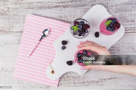 베리 스무디 건강 한 해독을 요구르트 음료 다이어트 또는 채식주의 음식 개념 개념에 대한 스톡 사진 및 기타 이미지 개념 건강한 생활방식 건강한 식생활 Istock