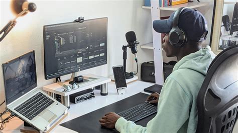 실내 개인 공간 거실 그레이스케일 기술 기술에 정통한 노트북 도시 생활 도시의 디지털 유목민 라이프스타일 레저 무선 헤드폰 미니멀리스트 블랙 앤