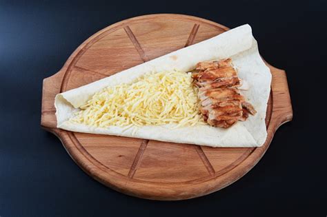 토마토 오이 고기 허브를 곁들인 토르티야는 어두운 배경에 놓여 있습니다 0명에 대한 스톡 사진 및 기타 이미지 0명 건강한 식생활 고기 Istock