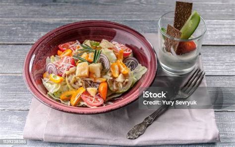 호박 얼음 양상추 붉은 양파와 파마산 치즈에서 쉽게 야채 샐러드 채식주의자를 위한 건강 하 고 맛 있는 음식 다이어트와 건강 한