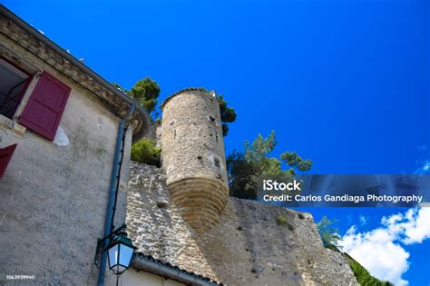 프로방스 프랑스의 루브 롱 지역에서 Menerbes의 중세 마을에 오래 된 도시에 포 탑 벽 0명에 대한 스톡 사진 및 기타