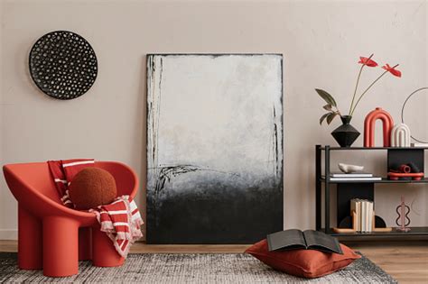 모형 포스터 프레임 빨간 안락의자 검은색 선반 말린 꽃이 든 꽃병 격자 무늬 책 패턴 러그 베이지색 벽 개인 액세서리가 있는 아늑한 거실 인테리어 가정 장식 템플렛 모형에