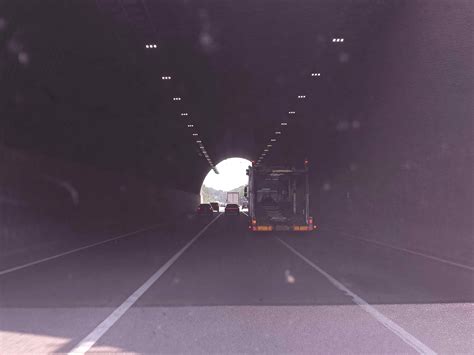 다음 상황에서 가장 안전한 운전방법 2가지는