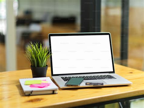 빈 화면 모니터 스마트 폰 신용 카드 스티커 메모 및 배경에 흐릿한 나무 테이블에 물건이있는 휴대용 노트북 사진 Unsplash의 그것의 게시 이미지