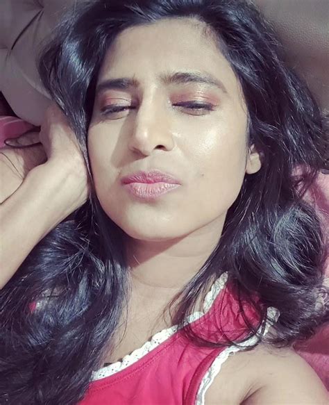 48 வயசுல இதெல்லாம் தேவையா மிட் நைட்டில் அப்படி போஸ் கொடுத்து இளசுகளின் தூக்கத்தை கெடுக்கும்