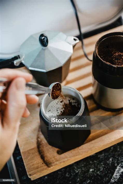 전기 스토브에 모카 포트에 신선한 커피를 준비 원두 커피 모카 포트에 대 한 측정 손 잡고 측정 숟가락입니다 가정 생활에 대한 스톡 사진 및 기타 이미지 Istock