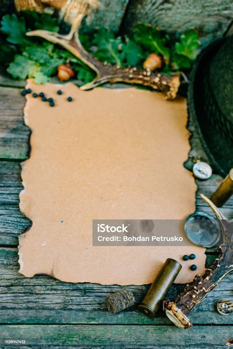 나무 배경과 사슴 뿔 사냥꾼 모자 및 카트리지 옆에 있는 정보를 위한 종이 빈티지 보드에 사냥 장비 세로 배경 가죽에 대한 스톡 사진 및 기타 이미지 Istock