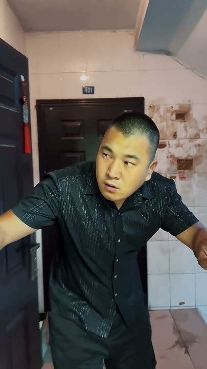 小女孩被坏人跟踪，冷静打开家门引坏人上钩，趁其不备将坏人反锁屋内！ Youtube