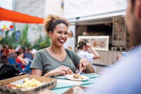 부다페스트에서 친구들과 길거리 음식을 먹는 아프리카계 미국인 여성 먹기에 대한 스톡 사진 및 기타 이미지 먹기 야외 여자 Istock