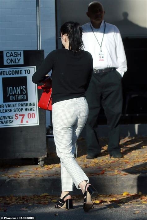 Ariel Winter Heads Out For A Lunch Date With Another Handsome Man Daily Mail Online