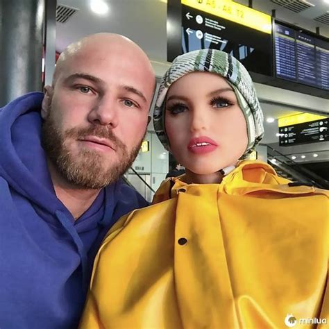 Homem Que Se Casou Com Boneca Sexual A Trai Com Outro Objeto Enquanto Ela Est Sendo