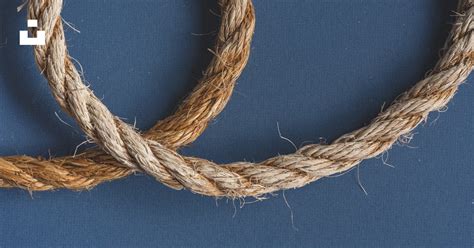 파란색 섬유에 갈색 로프 사진 Unsplash의 무료 밧줄 이미지