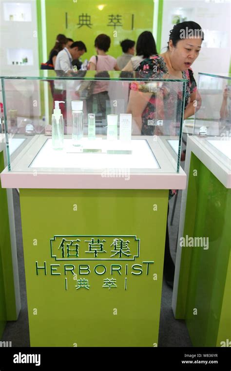 File People Visit The Stand Of Chinese Herbal Based Cosmetics And