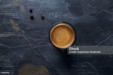 어두운 돌 배경에 유리 컵에 커피 맨 위 보기 공간을 복사합니다 검정색 배경에 대한 스톡 사진 및 기타 이미지 검정색 배경 커피 마실 것 0명 Istock
