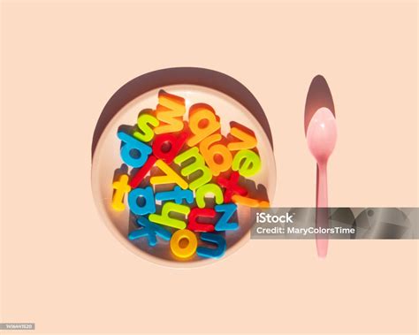 최소한의 교육 아이디어 학교 개념으로 창조적 인 복귀 파스텔 밝은 분홍색 배경에 편지 접시 및 숟가락이있는 다채로운 구성 0명에 대한 스톡 사진 및 기타 이미지 Istock