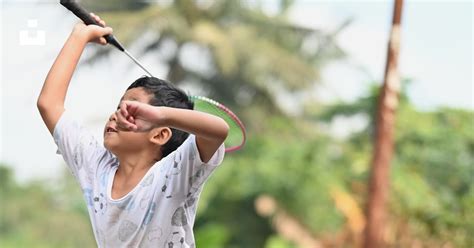 야구 방망이를 들고 공중으로 점프하는 남자 사진 Unsplash의 무료 시타얌 이미지