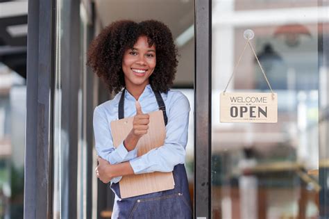 여성 상점 주인 또는 직원 음식 카페 또는 바 환영 미소로 Open 간판을 보여주고 환영합니다 20 24세에 대한 스톡 사진 및 기타 이미지 Istock