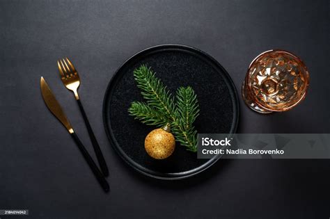 검은 접시 와인 잔 황금 칼 붙이 및 검은 색 장식으로 장식 된 휴일 테이블 세팅 복사 공간이 있는 플랫 레이 이미지 0명에 대한 스톡 사진 및 기타 이미지 Istock