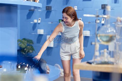 가게에서 쇼핑하는 아름다운 여자 사진 무료 다운로드 Lovepik