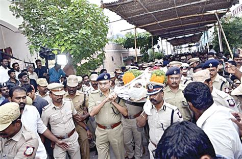 விஜயகுமார் உடல் சொந்த ஊரில் தகனம் அமைச்சர் பெரியசாமி டிஜிபி சங்கர் ஜிவால் இறுதி அஞ்சலி