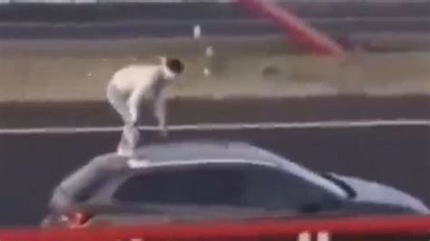 Un joven se lanza a la ría desde el techo de un coche que circulaba por el viaducto de Colindres