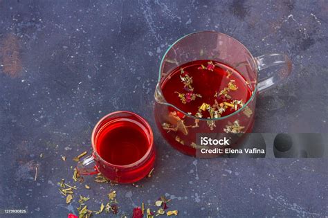 어두운 배경에 드라이 티 잎과 꽃잎 중 유리 컵과 주전자에 레드 티 허브 비타민 감기와 독감에 대한 해독 차 닫기 텍스트에 대한 공간을 복사 0명에 대한 스톡 사진 및 기타