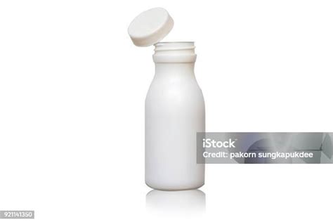 병 물 플라스틱 격리 된 배경에 게입니다 벽지를 사용 하 여 패키지 또는 이미지 및 복사 공간을 새로 고침 제품 0명에 대한 스톡 사진 및 기타 이미지 Istock