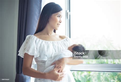 갓 태어난 아기를 안고 있는 젊은 아시아 엄마 팔에 잠자는 그녀 출산 개념 아름다운 가족의 부드러운 이미지 1개월에 대한 스톡 사진 및 기타 이미지 Istock