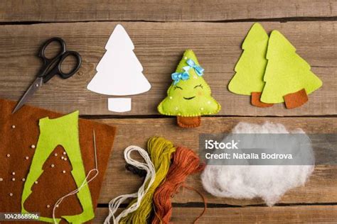 컷 아웃 세부 모피 트리 장난감입니다 단계적으로 아이 들을 위한 직물 공예입니다 귀여운 느낌된의 크리스마스 트리를 만드는 방법