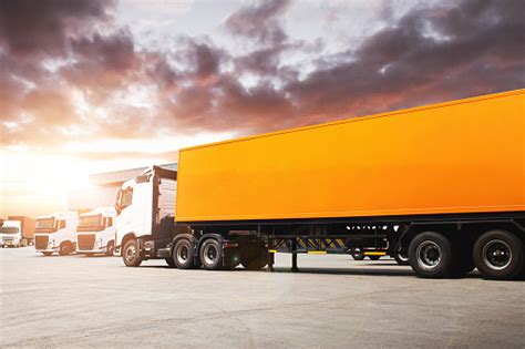 일몰과 함께 창고의 주차장에 세미 트레일러 트럭 유통 창고 센터 화물 컨테이너 운송 화물 트럭 물류 운송 0명에 대한 스톡 사진 및 기타 이미지 Istock