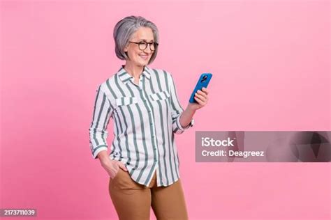 귀여운 예쁜 아가씨 착용 스마트 캐주얼 옷 타이핑 메시지 현대 장치 빈 공간 절연 된 분홍색 배경의 사진 55 59세에 대한 스톡 사진 및 기타 이미지 Istock