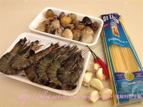 鬼嫁料理手帳 蒜香辣油大蝦活蜆炒意粉 （附食譜）