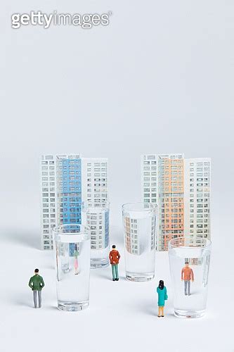 모형주택 모형 부동산 경제 사회이슈 주제 왜곡 물체묘사 미니어쳐 공예품 이미지 Jv12642668 게티이미지뱅크