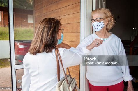 간호사의 문을 열고 가정 건강 관리에 팔꿈치 범프와 인사 지역 사회 봉사 활동에 대한 스톡 사진 및 기타 이미지 지역 사회 봉사 활동 보호 마스크 방문 Istock