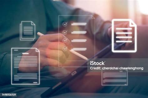 문서 데이터 시스템 보고서 Hr 기술 개념 사업가 관리자 컴퓨터 태블릿에 입력 흰색 문서 보고서 문서 문서 문서 현대 사무실의