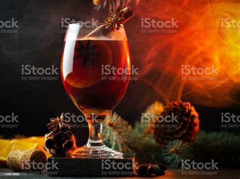 크리스마스 Mulled 와인 향신료와 오렌지와 오렌지 레드 와인 뜨거운 음료에서 증기 휴일 장식 12월에 대한 스톡 사진 및 기타 이미지 Istock