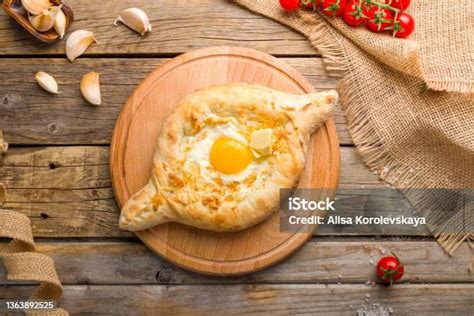 치즈 달걀 버터를 곁들인 아자라 카차푸리 그루지야 부엌 나무 테이블 상단 보기 0명에 대한 스톡 사진 및 기타 이미지 0명 갈색 계란 노른자 Istock